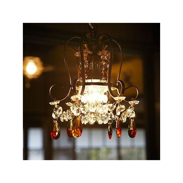 アンティークでリーズナブルなシャンデリアを豊富に取り揃える照明や雑貨のブランド、【ORRB】オーブのシャンデリア。幅18cm、高さ25cmの小振りな愛らしいミニシャンデリア。シャンデリアは飾りたいけど大きすぎるのはちょっと、という方のために...