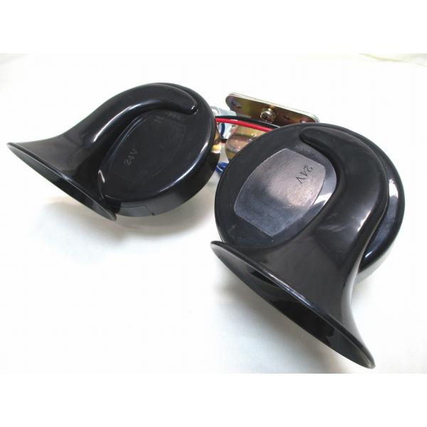 小型サイズで狭い場所でも取付可能で、迫力があり柔らかいサウンドを奏でます。電子ホーンはエアタンク不要で配線処理で簡単取付！【定格】　24V5A【音量】　107±4DB【周波数】　420±20/500±20HZ;【付属品】　取付ステー【試聴】...