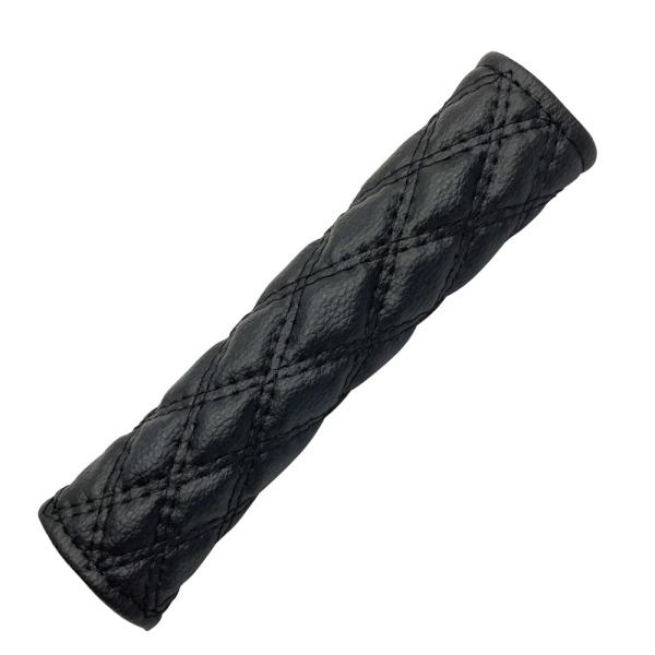 マジックテープ式で簡単取付！【カラー】　COMBI調　ブラック黒糸（黒×黒糸）【長さ】　約200mm　25mmφ位のアシストグリップに適合【入数】　1個【注意事項】・2個でも送料は変わりません。　2個必要な方はヤフーショッピングで　同じタイ...