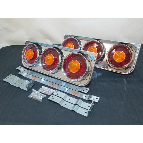 一般的に中型車〜大型車用の3連テールランプです【サイズ】（片側）　横約642ｍｍ×縦約232ｍｍ　×奥行（後ろの出っ張りから先端）約181.8ｍｍ【付属】　ブレーキ＆スモール：24V 25/10W 電球付　フラッシャー：24V 25W 電球...