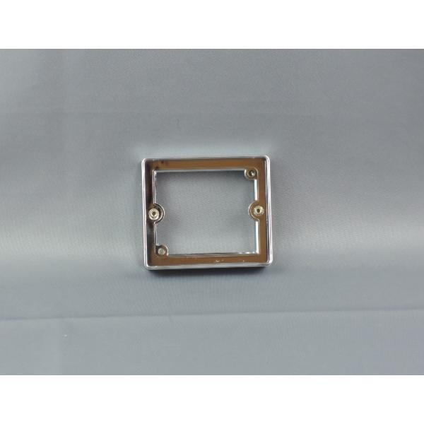 JB　日本ボデーパーツ工業製角型テールランプ　大型車用センター枠　フラッシャーリム【サイズ】　横約79ｍｍ×縦約69ｍｍ　穴ピッチ約63mm【付属】　パッキン【入り数】　１個　※ヤフオクはシステム上複数落札が出来ない為、　　複数必要な場合は...