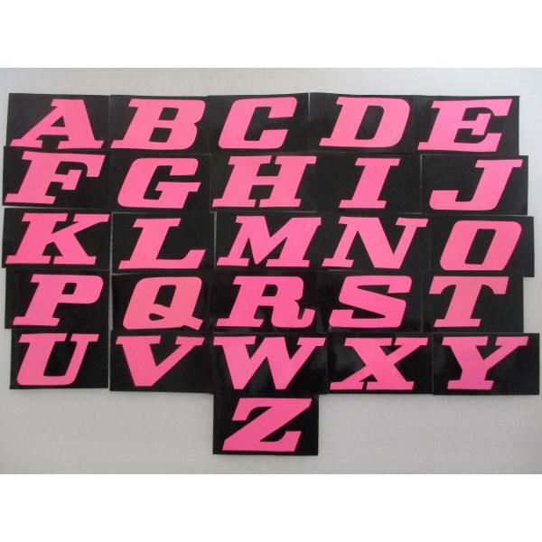 お手軽なローマ字ステッカーです。糊も既に付いていますのでどなたでも簡単に貼り付け可能です。文字だけを剥がして貼り付けして下さい。【文字カラー】　ピンク【サイズ】（台紙サイズ）　約50ｍｍＸ約85ｍｍ　※文字によって違います。【内容数】　1枚...