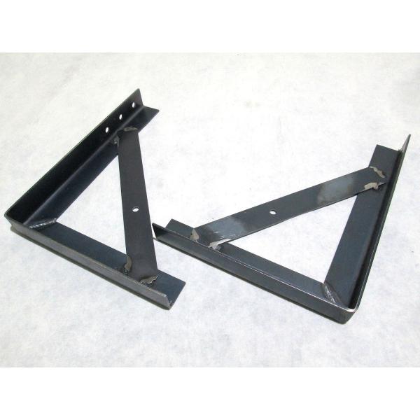 工具箱を載せたら横に8φの穴をあけて8ｍｍのボルトナットで固定して下さい。【サイズ】　高さ約340ｍｍ×奥行約260ｍｍ【材質】　鉄製【注意事項】・鉄製で未塗装 となりますのでお客様の方で塗装して下さい。・サビがある場合がございます。・画像...