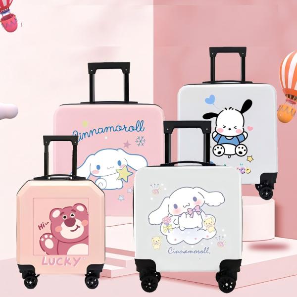 超軽量＆360度回転キャスター軽量素材を使用しているので、女性やお子様でも楽に持ち運べます。360度回転する双輪キャスターは、静音性にも優れ、移動もスムーズ。方向転換もラクラクです。 20インチの機内持ち込みサイズ国内線・国際線問わず、機内...