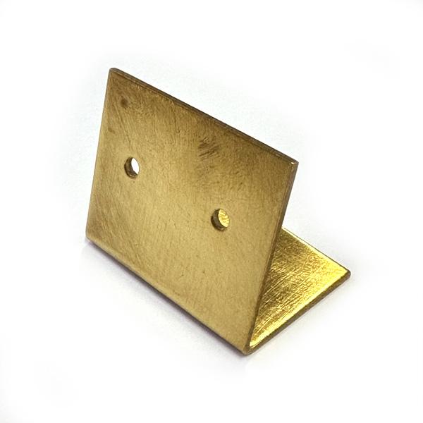 便利で見た目も美しいブラスのピアスホルダーです。シンプルな形の風合いある真鍮が、様々なデザインのピアスを引き立てます。※材質の性質上、若干の小傷、擦り傷などがございますが、ご使用に問題はございません。商品の風合いとしてお楽しみください。・サ...