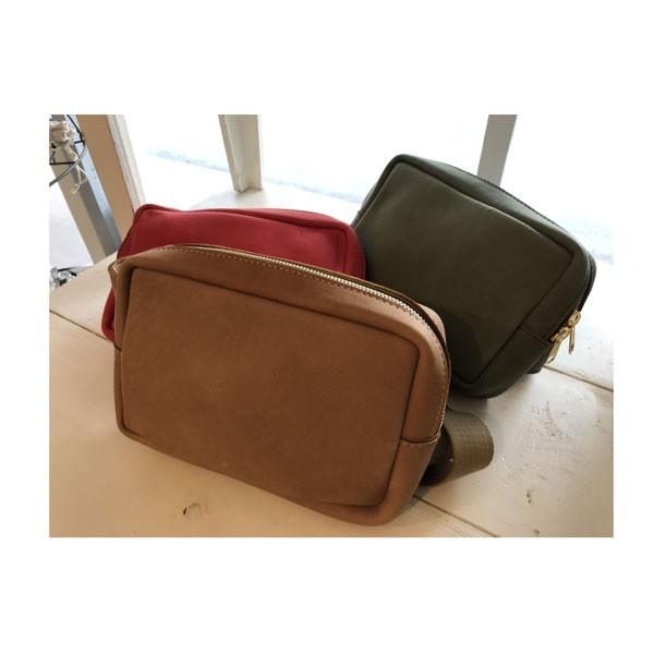 ふっくらとした肉厚感と極上の手触りが魅力のフィンランド産エルク（鹿）レザー手触りと革の厚みが魅力です。コシ感ある革はとてもしなやかで曲げてもふんわりの極上レザー。革の表情をそのままに作られました。メンズでもレディースでも持てる、ユニセックス...