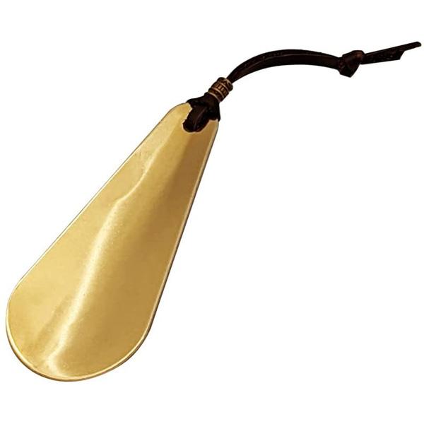 使い勝手が良く、持ち運びが便利なコンパクトサイズの靴べらです。 真鍮製で、本革紐付きの高級仕上げ。 十分な強度と耐久性があり、長くご使用頂けます。※製造工程上、靴べらの表面に小キズがございますが、使用には問題ございません。 ・サイズ(約） ...