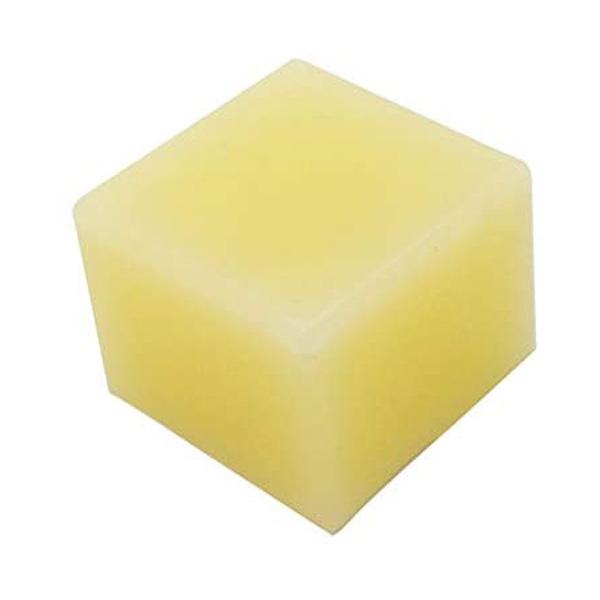 手縫い糸の蝋引き用ワックス。 蜜蝋と松脂を主成分として、糸に馴染みやすいワックスです。 定着しやすく、手縫いをしやすくすることができます・内容量 約 25g ・主成分 蜜蝋と松脂・発売元 株式会社アメージングクラフト ・区分 日本製