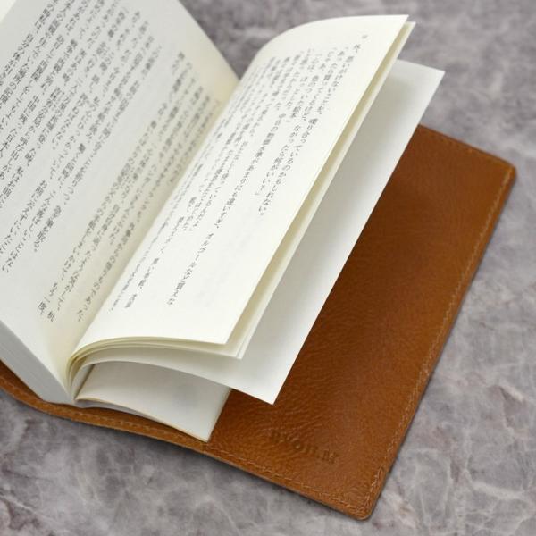 商品：TOLVE トルヴェ 名入れブックカバー TO-C220革の種類：本革（牛革）サイズ：文庫本サイズ（広げた状態で約24.5ｘ16.5ｃｍ）対応ページ数：600ページまでの文庫本※紙の厚みにより若干異なります。革の厚さ：約1.0〜1.5...