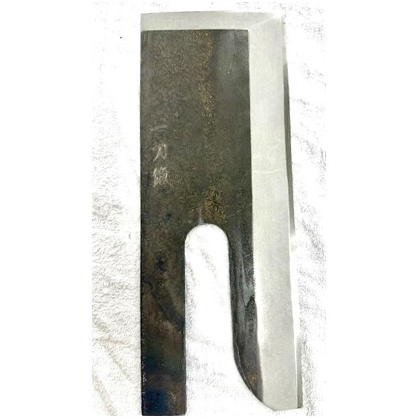 [アウトレット品]　一刀鍛　黒打　麺切包丁　330mm●サイズ刃渡り：330mm重量：994g※こちらは未使用ですがアウトレット品となります。ご購入に際しては予めご了承いただきました上でお願い致します。長期保管品です。木柄、ロープ等は付属し...