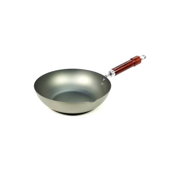 [アウトレット品]　極(きわめ)　鉄炒め鍋30cm　[展示品]「窒化鉄」を採用。表面が「から焼き」された状態であり油なじみが良いです。熱を蓄える力が大きく、豊富な熱量を食材に素早く通します。極めて腐食しにくく、調理後のお手入れも簡単です。鉄...