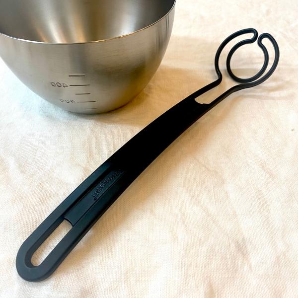 北欧 スウェーデンから生まれの万能キッチンツール。先端がオメガの形をしており、スウェーデン語でかき混ぜ器を意味するVispenが名前の由来。とっても優しい使い心地。こんな簡単なつくりだから、便利なのに衛生的。いい。オメガヴィスペン1つで こ...