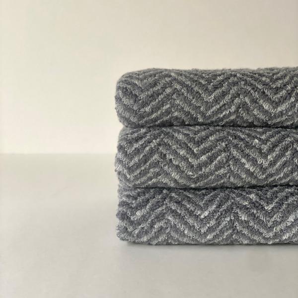 洗面所で使うタオルは いつも清潔に使いたい。だから簡単に洗えて、乾くのも早いさらさら触感がおすすめ。パイルには シャリ感のある特殊な綿糸を節のあるスラブ糸と撚り合わせたオリジナル糸を使用。さらりとした拭き心地で 水分をすっと吸い取ります。ま...