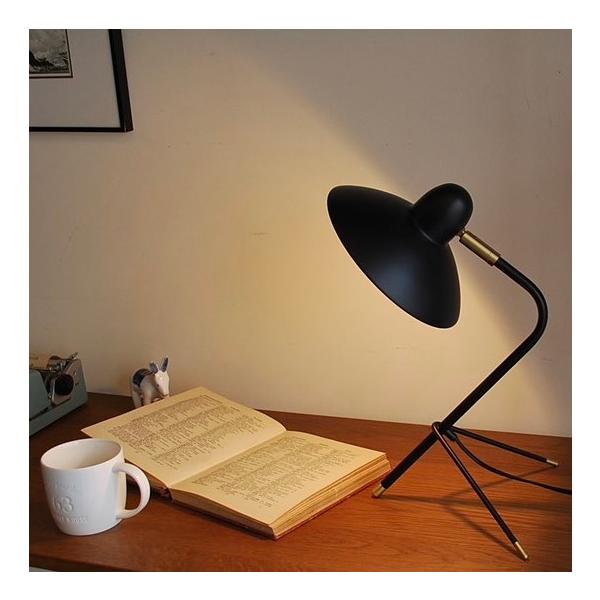 シンプルでどこか懐かしさを感じるデザイン。コネクターや脚の一部に真鍮を使用しておりますので、時間の経過とともにくすんだ味わい深い色合いに経年変化していきます。コンパクトで軽いので、お部屋を移動してお使いになるときも楽々。読書やベッド周りに置...