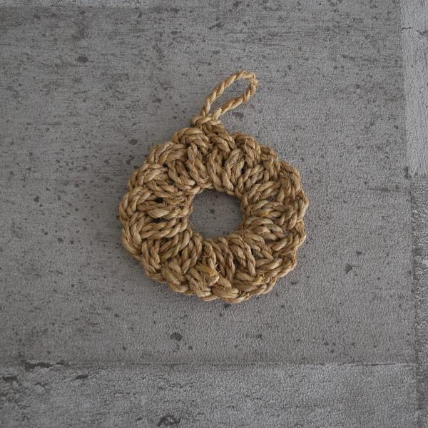 国産のわら100％にこだわった、新しいわら細工のブランド、wara desingn laboratoryの日本人の生活に馴染んでいるわら細工を、現代の暮らしに合わせてデザインされた鍋敷きです。断熱性もあり、使い続けると味の出る素材です。S ...