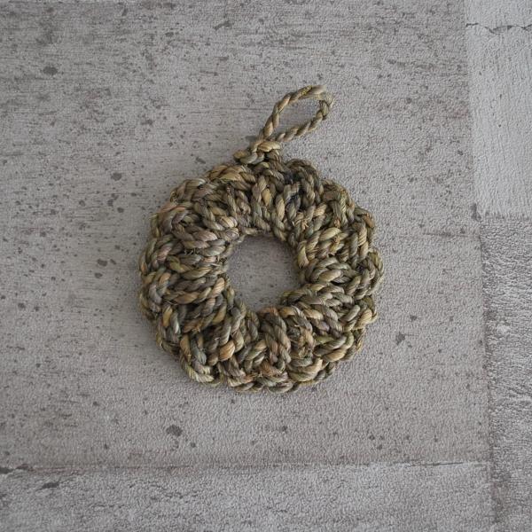 国産のわら100％にこだわった、新しいわら細工のブランド、wara desingn laboratoryの日本人の生活に馴染んでいるわら細工を、現代の暮らしに合わせてデザインされた鍋敷きです。断熱性もあり、使い続けると味の出る素材です。S ...