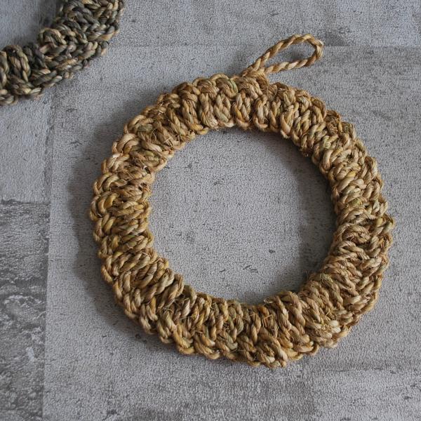 国産のわら100％にこだわった、新しいわら細工のブランド、wara desingn laboratoryの日本人の生活に馴染んでいるわら細工を、現代の暮らしに合わせてデザインされた鍋敷きです。断熱性もあり、使い続けると味の出る素材です。si...