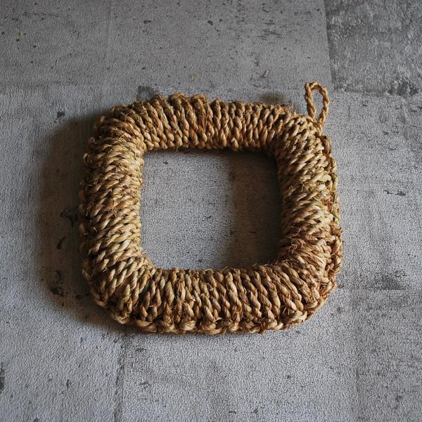 国産のわら100％にこだわった、新しいわら細工のブランド、wara desingn laboratoryの日本人の生活に馴染んでいるわら細工を、現代の暮らしに合わせてデザインされた鍋敷きです。断熱性もあり、使い続けると味の出る素材です。 s...