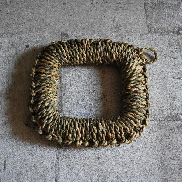 国産のわら100％にこだわった、新しいわら細工のブランド、wara desingn laboratoryの日本人の生活に馴染んでいるわら細工を、現代の暮らしに合わせてデザインされた鍋敷きです。断熱性もあり、使い続けると味の出る素材です。 s...