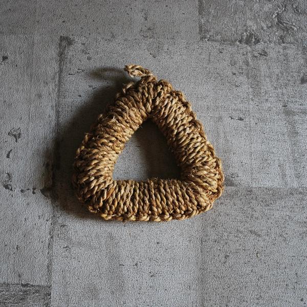 国産のわら100％にこだわった、新しいわら細工のブランド、wara desingn laboratoryの日本人の生活に馴染んでいるわら細工を、現代の暮らしに合わせてデザインされた鍋敷きです。断熱性もあり、使い続けると味の出る素材です。 s...