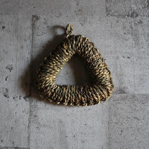 国産のわら100％にこだわった、新しいわら細工のブランド、wara desingn laboratoryの日本人の生活に馴染んでいるわら細工を、現代の暮らしに合わせてデザインされた鍋敷きです。断熱性もあり、使い続けると味の出る素材です。 s...