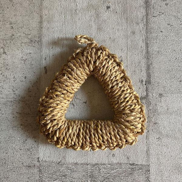 国産のわら100％にこだわった、新しいわら細工のブランド、wara desingn laboratoryの日本人の生活に馴染んでいるわら細工を、現代の暮らしに合わせてデザインされた鍋敷きです。断熱性もあり、使い続けると味の出る素材です。 s...