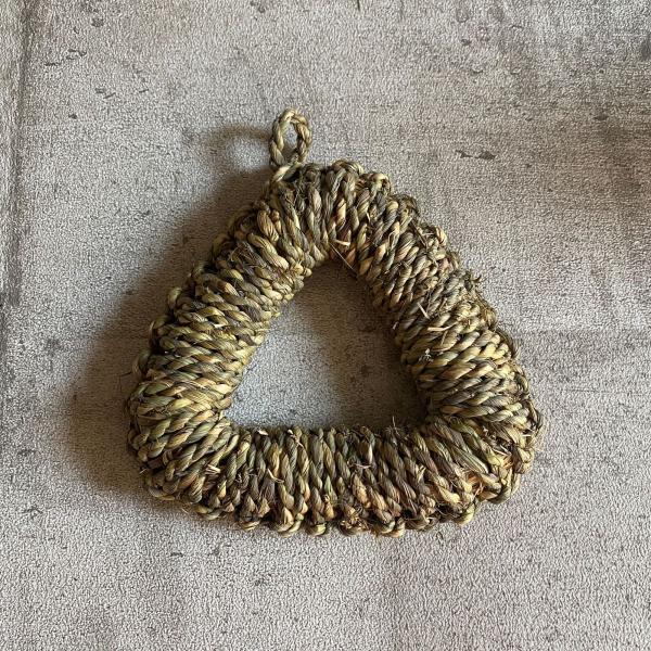 国産のわら100％にこだわった、新しいわら細工のブランド、wara desingn laboratoryの日本人の生活に馴染んでいるわら細工を、現代の暮らしに合わせてデザインされた鍋敷きです。断熱性もあり、使い続けると味の出る素材です。 s...