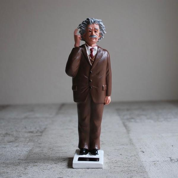 ソーラーパネルの発電で こめかみをトントンとする【いま、絶賛考えているところです。】のアインシュタイン。ソーラークイーンのハイソなお手振りとは また違った 存在感あるこめかみトントン。荒削りな、深くシワの刻まれた顔面も 味わい深く、ちゃんと...