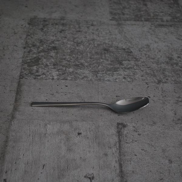 1953年創業。ポルトガル国内シェア1-2位を占める安定のメーカーポルトガル国内でも数多くカトラリー工場が隣接する地として有名なカルダス・ダス・タイパスという地に工場を構え、生産の全ての工程を熟練した職人のもと自社工場内で行っており、素材も...