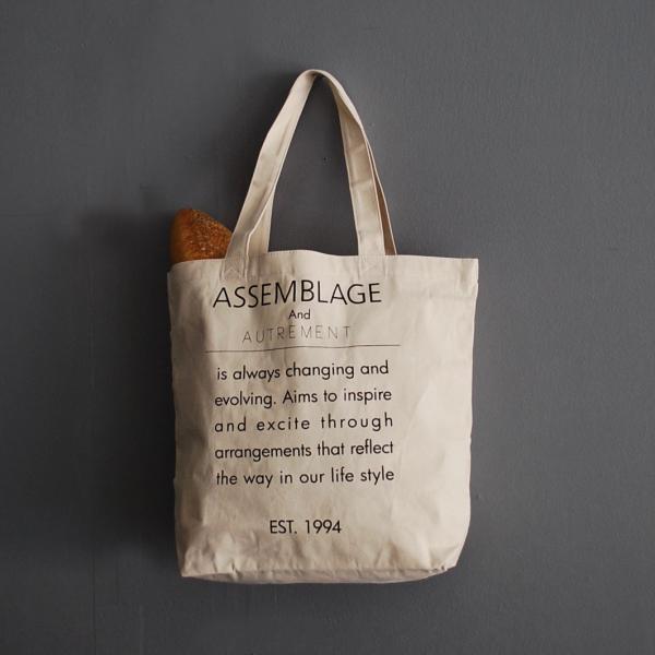 ASSEMBLAGEのショッピングバックのデザインをトートバッグにした人気商品。生成りの丈夫な綿素材は、しっかりとした厚みのある生地。重たいものでも安心して持ち運ぶことができます。お買い物用にバッグの中に入れて持ち歩くばかりでなく、メインバ...