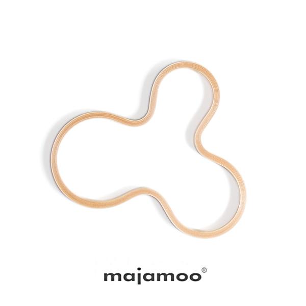 フィンランドを代表とする建築家、アルヴァ・アアルト。生誕100周年記念のデザインコンペで、大きな脚光を浴びたのがテーブルウェアブランド「マヤムー（majamoo)」の始まりです。ミニマルな有機曲線でかたどられた木製のポットスタンドはヘルシン...