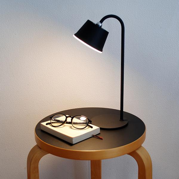 マグネットが組み込まれたLEDランプと、スタンド、フックがセットになったポータブルランプです。デスクライトとして使用する際はスタンドを、ランタンとして使用する際はフックをジョイントしてお使いください。ジョイント部がボール型なので、光の向きを...