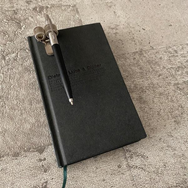 いつもペンは定位置に。バッグの中身がぐちゃぐちゃになってしまっても、手帳にペンをつけておけばいつでも安心です。しっかりホールドしてくれるため、スタイリッシュでスマートです。安定して2本のペンをしっかり挟んで持ち運びできます。アッサンブラージ...