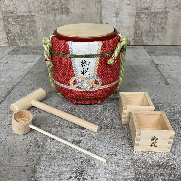 お祝い事の鏡開き用のセットです。小ぶりで持ち運びにも便利なサイズ感。磁石のついた3枚板の鏡板は、何度でもご利用頂けます。セット内容・ミニ鏡開きセット本体 1つ・専用鏡板 ・ミニ木槌 1本・ミニ木杓 1本・朱桶 1つ・5勺木枡 2個※お酒は別...