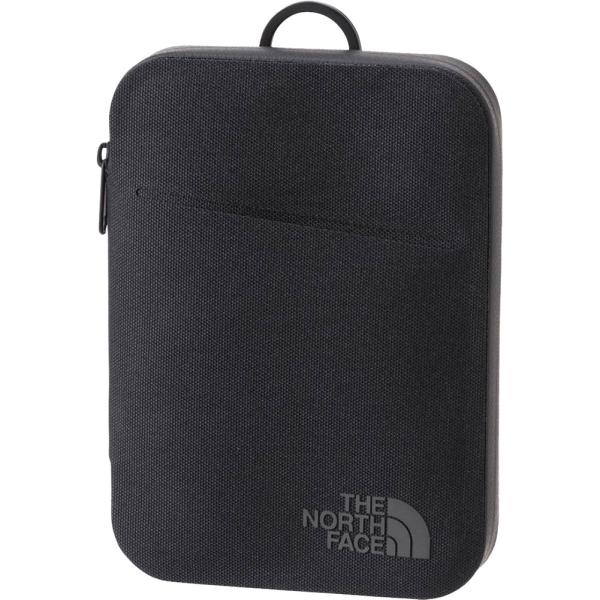 糸による縫製をせずに、溶着のウェルディング技術で美しく仕上げた、多用途に使えるパスポートケースです。素材には、環境に配慮したリサイクルポリエステルを使用しています。内側には、4つのスリット式カードポケット、小物や小銭の収納に便利なファスナー...