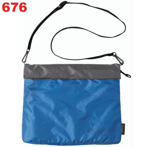 使い勝手の良いスリムサコッシュです。撥水性に優れた30D_SILICONEコーデュラナイロンを採用し、開口部はロールクロージャー＋面ファスナーテープ留めにすることで、雨の浸入を防ぐ仕様としました。フロント部にはファスナーポケットを設け、内部...