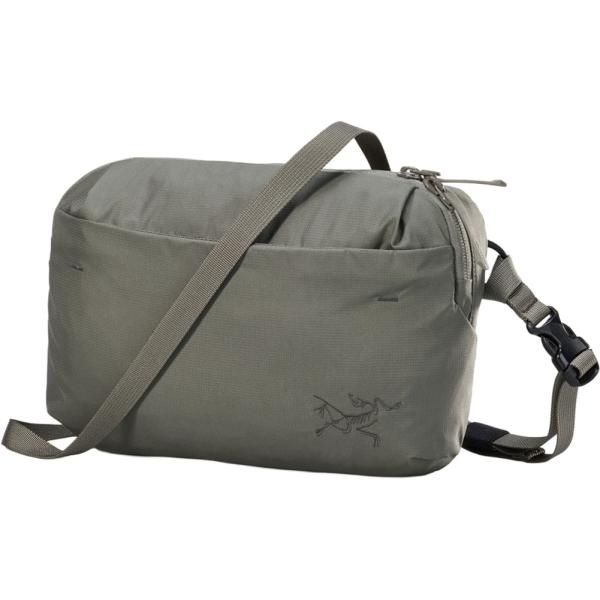 旅は軽装で。必要なものだけを詰め込んで。軽量でパッカブル、機能的で無駄を省いたデザインが特徴のヒリアド。お弁当、軽量ウィンドシェル、本やタブレットを詰め込んで。または機内に持ち込みたいものを収納して、前席の足元に置いておくのに必要十分なサイ...