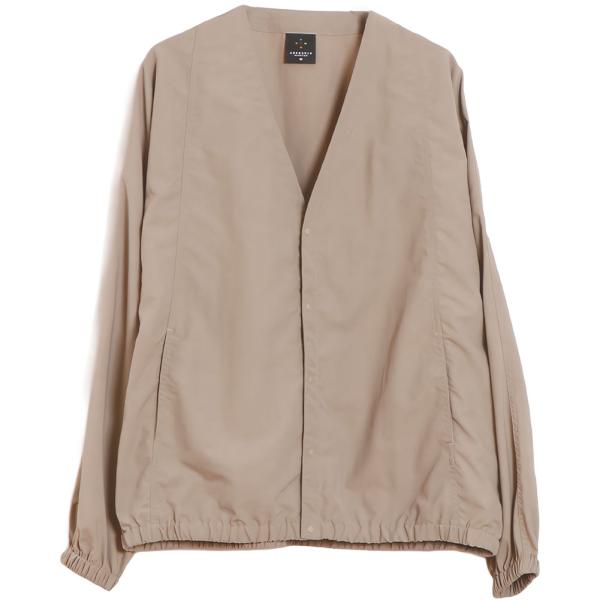 素材には撥水性に優れ適度な防風性と透湿性を併せ持つナイロン生地を採用。ナイロンのしなやかさと滑らかさを残しつつ、コットンのような風合いは日常使いに最適です。春夏シーズンの羽織として着やすい様に一重仕様に変更し、スナップボタンを採用することで...