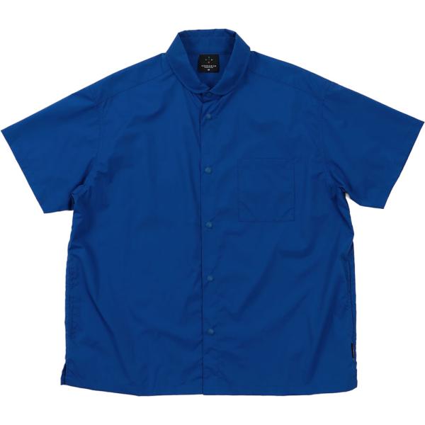 小振りなショールカラーが特徴なショートスリーブシャツ。サイドのハンドウォーマーポケットに収納可能なパッカブル仕様です。速乾性、撥水性、そしてストレッチ性に優れた素材PERTEX　EQUILIBRIUMを使用。 通常のナイロンの15倍もの通気...