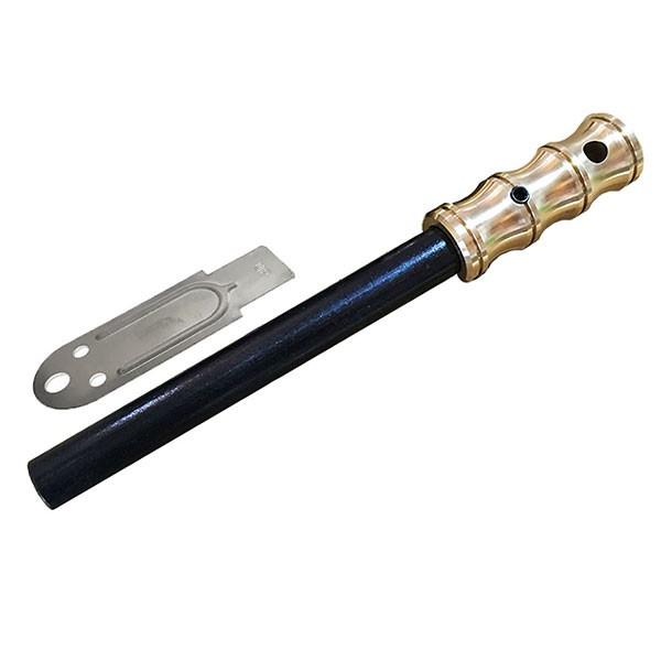 道具を所有する、使う喜びがこの1本にはある。真鍮ハンドルメタルマッチ「野良スティック 〜竹〜 」13mm径。「竹」をモチーフにし、真鍮を削り出してハンドルを製作した特別バージョンの「野良スティック」です。【素材】ハンドル:真鍮【ファイアスチ...