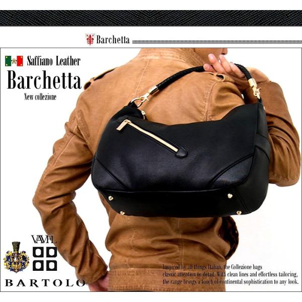 ・編み込みのショートハンドルが特徴の2wayショルダーバッグです。・ノートPCや分厚い雑誌もラクラク収納できます。・素材には、軽量で雨にも強いPVCレザーを使用。水分によるシミなどの心配も無用です。・付属のショルダーベルトは長さ調節可能です。