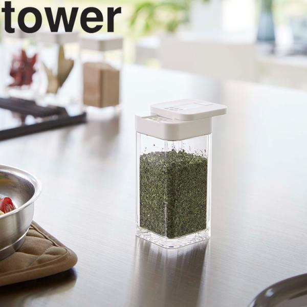 商品名：tower スパイスボトル タワー Lカラー（型番）：ホワイト（5825）・ブラック（5826）商品サイズ：約W4.8×D4.8×H10cm重量：約90g素材：　容器：アクリル樹脂　蓋上下：ポリエチレン付属品：インデックスシール耐熱...