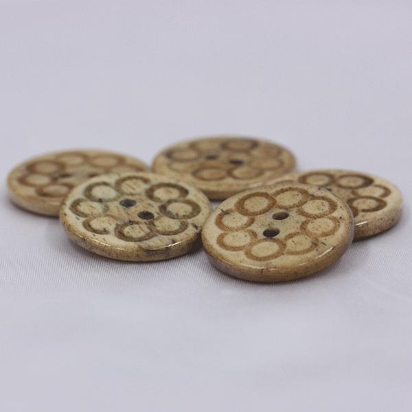 ☆インド製本水牛ボタン☆RealHornButton-MadeinIndia異国情緒ゆたかなボタンです。ハンドメイド（手作り、手芸、釦の付け替え）やアクセサリー作りやポイント使いにもいかがでしょうか。サイズ 約23ｍｍカラー 茶色 (ブラウ...