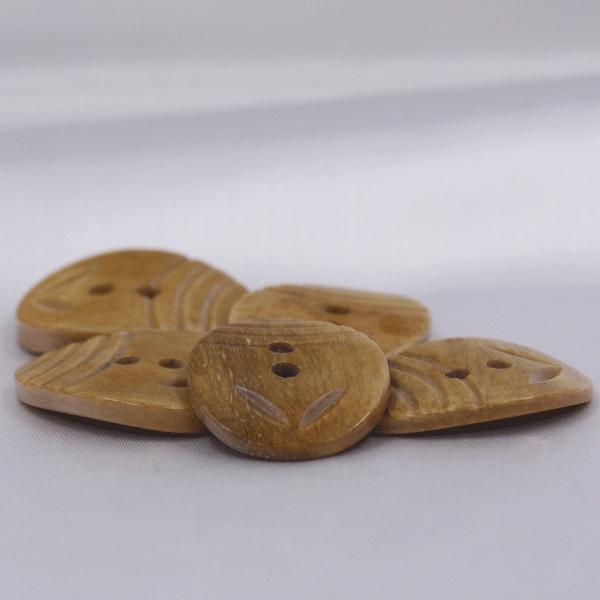 ☆インド製本水牛ボタン☆RealHornButton-MadeinIndia異国情緒ゆたかなボタンです。ハンドメイド（手作り、手芸、釦の付け替え）やアクセサリー作りやポイント使いにもいかがでしょうか。サイズ 約20ｘ26ｍｍカラー 茶色 (...