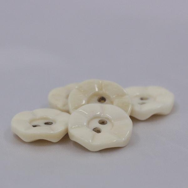 ☆インド製本水牛ボタン☆RealHornButton-MadeinIndia異国情緒ゆたかなボタンです。ハンドメイド（手作り、手芸、釦の付け替え）やアクセサリー作りやポイント使いにもいかがでしょうか。サイズ 約15ｍｍカラー 白色 (ホワイ...