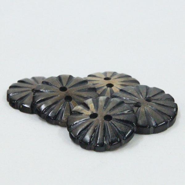 ☆インド製本水牛ボタン☆RealHornButton-MadeinIndia異国情緒ゆたかなボタンです。ハンドメイド（手作り、手芸、釦の付け替え）やアクセサリー作りやポイント使いにもいかがでしょうか。サイズ 22ｍｍ（約22mmx5mm）カ...