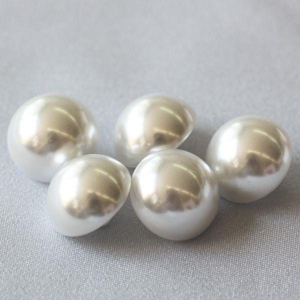 ☆パール調ボタン☆ImitationPearlButtonハンドメイド（手作り、手芸、釦の付け替え）などにいかがでしょうか。サイズ 8ｍｍ入数 1個カラー ホワイト釦穴形状 裏足付き素材 ポリエステル日本製ボタンの寸法表示には許容差（±0....