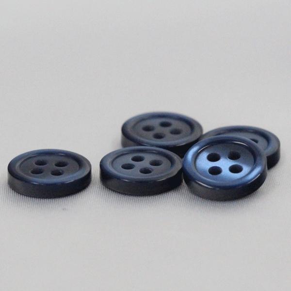 ☆V-Shock・カラフルボタン☆V-Shock・ColorfulButton耐薬品性・耐熱性・耐衝撃性・耐圧性・引っ張り強度に強い安心性能のシャツボタンです。サイズ 9ｍｍ入数 10個カラー 紺 ネイビー（57）釦穴形状 表四つ穴素材 ポ...