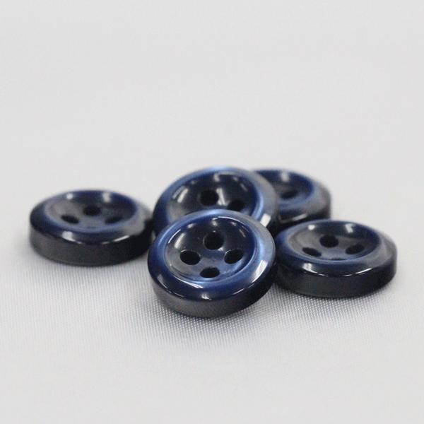 ☆V-Shock・カラフルボタン☆V-Shock・ColorfulButton耐薬品性・耐熱性・耐衝撃性・耐圧性・引っ張り強度に強い安心性能のシャツボタンです。サイズ 9ｍｍ入数 10個カラー 紺 ネイビー（57）釦穴形状 表四つ穴素材 ポ...