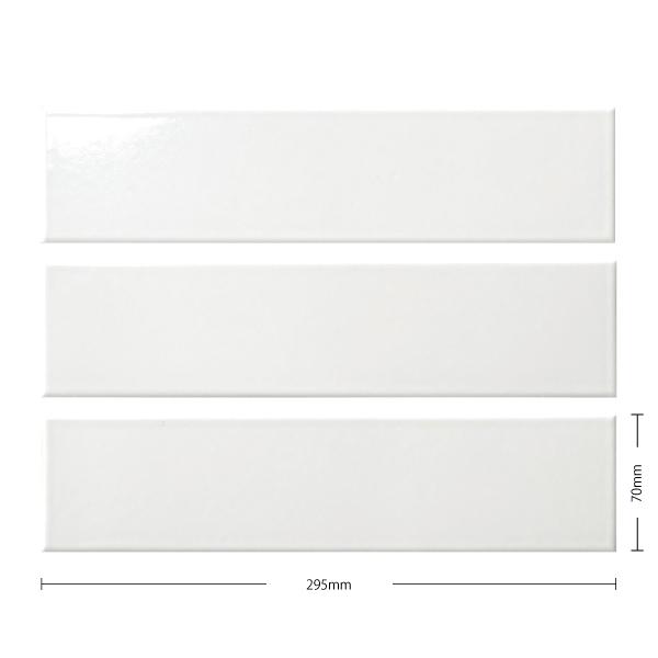 大きめのボーダー形状なので、光を反射する艶感が際立ちます。トーンを抑え、深みのある色調を実現しています。■品番：AMR-001■実寸法：約295×70mm■厚さ：約10.0mm■あたり枚数：46枚/平米■入数：52枚/ケース■特性：耐凍害性...